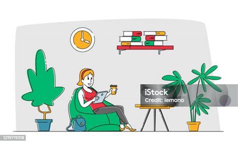 원격 프리랜서 작업 개념입니다 여성 프리랜서 편안한 빈백 안락 의자에 앉아 커피 컵 작업 멀리 태블릿에 집에서 창조적 인 직원 캐릭터 작업 선형 벡터 일러스트레이션 개념에