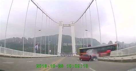 El momento en que una pasajera agrede al chofer éste pierde el control y el autobús cae desde