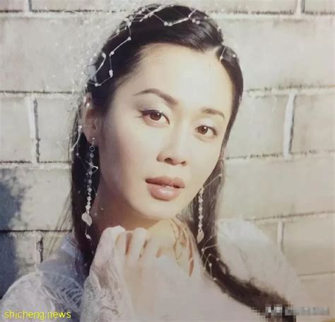 新加坡47岁星女郎曝近况，纤腰长腿好似18岁，住亿万豪宅仍单身 狮城新闻 新加坡新闻