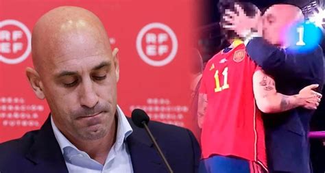 Эмэгтэй тамирчнаа үнссэн Испанийн хөлбөмбөгийн холбооны ерөнхийлөгч огцорлоо