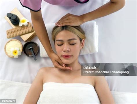 활력을 되찾아주는 스파에서 유익한 얼굴 마사지를 즐기는 고요한 여성으로 피부를 상쾌하게 하고 깊은 휴식을 제공합니다 20 24