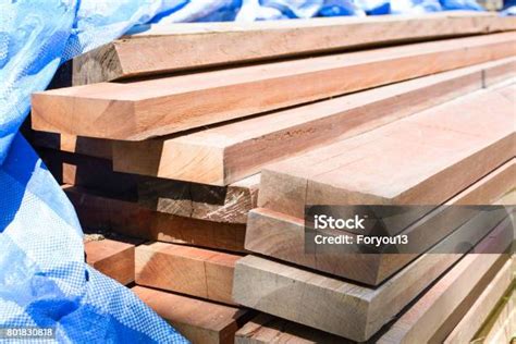 Tumpukan Papan Tebal Untuk Konstruksi Jembatan Dengan Kayu Keras Di
