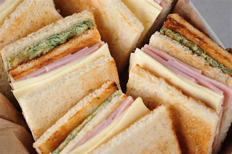 흰 빵 샌드위치는 전체 프레임 공간을 차지합니다 햄 치즈 스크램블 에그 시금치로 속을 채진한 정사각형 샌드위치 0명에 대한 스톡 사진 및 기타 이미지 Istock