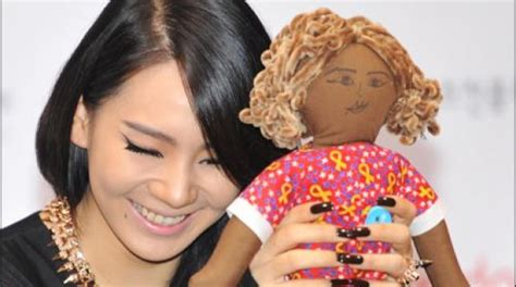 [e 포토]투애니원 씨엘 쑥스러워 얼굴을 못 들겠어