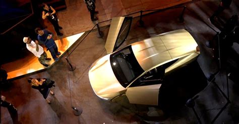 Teslas Elon Musk Debuts Futuristic Robotaxi And Robovan