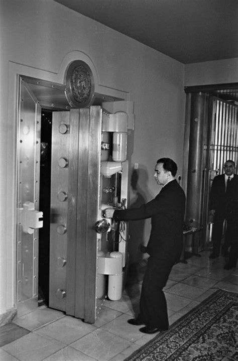 ۱۳۵۵؛ محل نگهداری تاج سلطنتی عکس