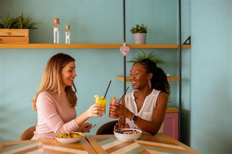 Premium Photo Young Black And Caucasian Woman Having Good Time