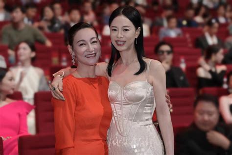 58歲兩屆視后生圖流出臉容疲憊 獨自現身機場仍對粉絲有求必應極親民 星島日報