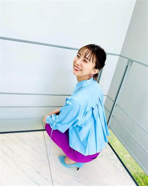山本雪乃さんのインスタグラム写真 山本雪乃instagram「🐳 今日の衣装、 色も形もとってもタイプです🐳 いつも素敵で個性的な衣装