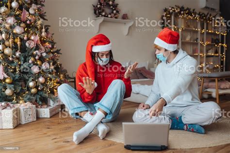 노트북 근처의 친구 두 명이 화상 통화를 통해 상호 작용하고 있습니다 2명에 대한 스톡 사진 및 기타 이미지 2명 가상 이벤트 개념 Istock