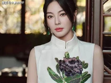 中式风华绝代张雨绮优雅穿搭手持纸扇散发出古典之美 旗袍 造型 传统