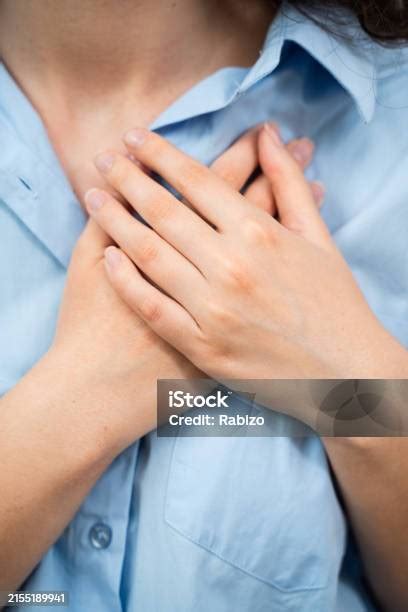 Chd 관상 동맥 심장 질환 관상 동맥의 지방 물질에 의해 차단된 심장 혈액 공급이 닫힙니다 매력적인 여성이 손을 가슴에 만진다