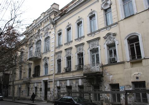 სამხატვრო აკადემია შორტებით და შლოპანცებით დიპლომის დაცვაზე სტუდენტები არ უნდა მივიდნენ