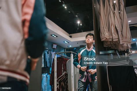 아시아 중국 남성 손 들고 남성 셔츠 에 의류 매장 시도 에 선택 하 고 올바른 하나의 쇼핑 입어보기에 대한 스톡 사진 및 기타 이미지 Istock