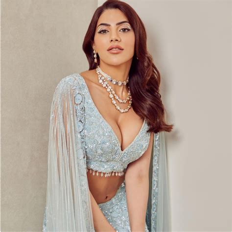 Sexy Hottest Braless Nikki Tamboli Wear Too Much Short Choli With