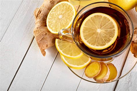 생강 레몬 민트 꿀이 들어간 녹차 한 잔이 나무로 된 소박한 배경에 있다 건강 음료 건강한 개념입니다 질병 예방 가을 겨울 차 가을에 대한 스톡 사진 및 기타 이미지