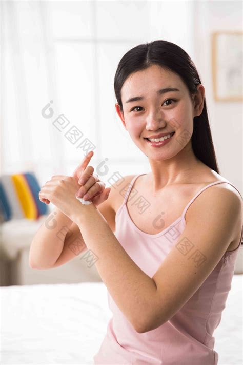 青年女人涂抹润肤露图片 包图网企业站