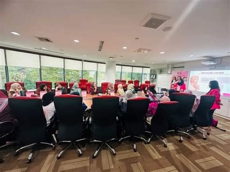 corporate grooming workcamp and make up demo session automotive