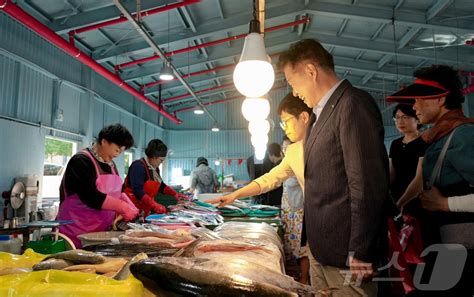 오영훈 제주지사 추석 맞이 표선오일시장서 민생소통 뉴스1