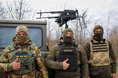 Бійці НГУ встановили на пікап кулеметну установку та збивають дрони