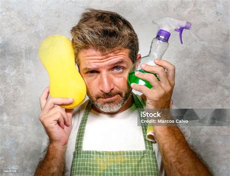 30 대 40 대의 남자 앞치마를 들고 있는 스폰지와 세제 스프레이 느낌을 압도 하 고 지 루 하 고 국산의 가사를 청소 및 세탁 하 고 게으른 얼굴 표정 30 39세에