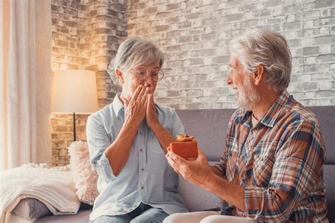 Retrato de dos ancianos lindos y mayores en casa divirtiéndose juntos