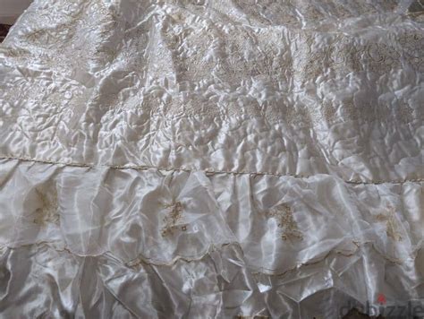 طقم مفرش سرير ستان اوف وايت مستعمل بحالة نادرة أقمشة ستائر سجاد