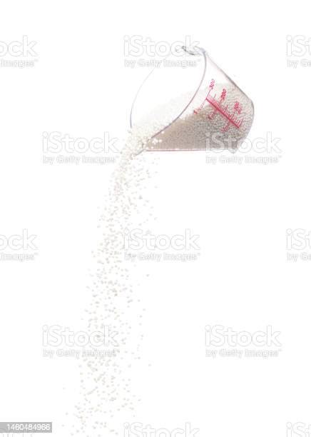 측정 컵에서 떨어지는 사고 씨앗 떠 다니는 흰 곡물 파도 추상 파리 튀김 화이트 사고 씨앗은 물질적 인 음식입니다 흰색 배경