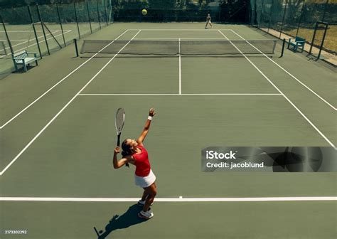 여자 테니스 선수가 하드코트에서 경기 중 서브를 하고 있다 테니스에 대한 스톡 사진 및 기타 이미지 테니스 공중 뷰 놀기 Istock