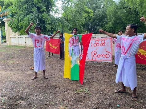 ဘယ်ထိထိငါတို့နဲ့ ငြိတာပဲ ဆိုသည့် စာတမ်းပါ ဘန်နားကို စွဲကိုင်ကာ မုံရွာသမဂ္ဂဘကျောင်းသားများနှင့