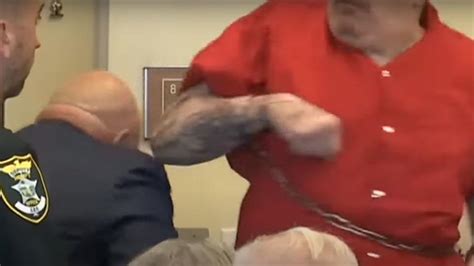 أمريكي محكوم عليه بالإعدام يضرب محاميه في المحكمة فيديو مصراوى