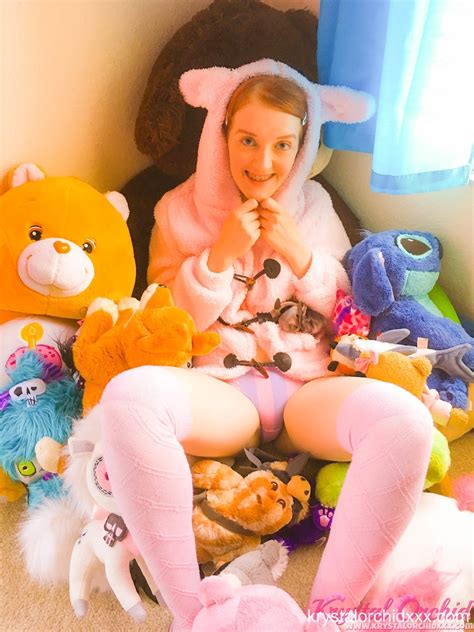 Cute Chick Cherry Fae Using A Glass Sex Toy On Her Pussy 16 Photos