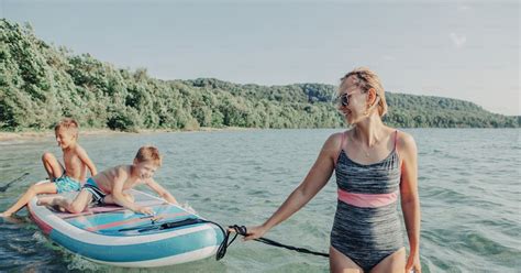 백인 여성 부모 승마 아이 아이들 소년 물에서 패들 Sup 서핑 보드 현대적인 야외 여름 재미있는 가족 활동 개별 수상 레크리에이션 스포츠 취미 건강한 라이프 스타일