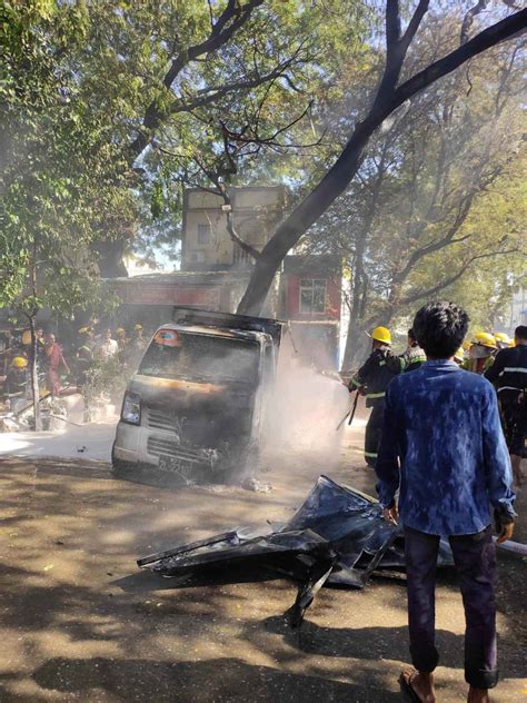 မန္တလေး၌ စက်သုံးဆီများ တင်ဆောင်ကာ လှည့်လည်ရောင်းချနေသည့် ကားတစ်စီး မီးလောင်မှုဖြစ်ပွား