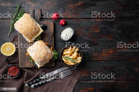나무 도마에 오래된 어두운 나무 테이블 배경에 무너져 물고기와 수제 바게트 상단 보기 평면 누워 카피 스페이스와 텍스트 공간을
