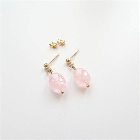 摩根石 粉色海藍寶 卵石形 14k Gf 包金 小垂墜耳環 粉色綠柱石 Joyce Wu Handmade Jewelry｜耳環耳夾耳