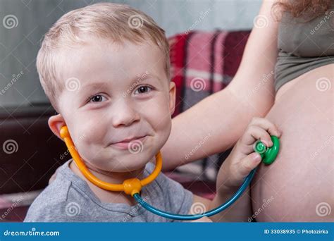 Giochi Del Figlio Con La Mamma Incinta Immagine Stock Immagine Di