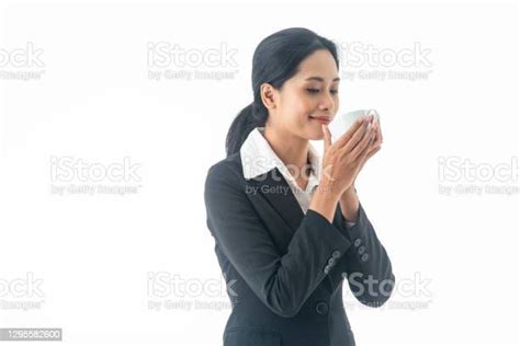 초상화 젊은 아름다운 미소 행복한 여자는 고립 된 흰색 배경에 커피를 마시는 검은 양복을 입고 경영자에 대한 스톡 사진 및 기타 이미지 Istock
