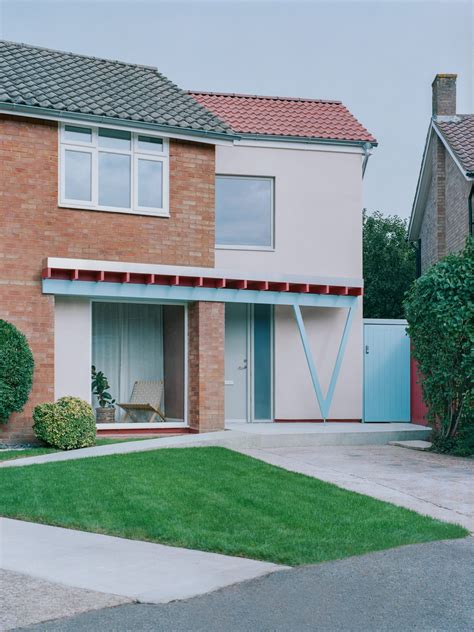 Artefact Expands Triangle House With An Optimistic Extension