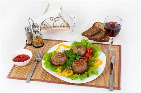 Rhizol 라운드 쇠고기의 고기입니다 라운드 고기 Cutlets 녹색 토마토와 레드 와인 한 잔 유용 하 고 맛 있는 아침 식사입니다 고기에 대한 스톡 사진 및 기타