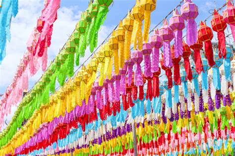 많은 다 색된 멀베리 제등 선 밧줄과 푸른 하늘 배경에 매달려 태국 람 푼에 축 하 Loy Krathong 축제 장식 0명에