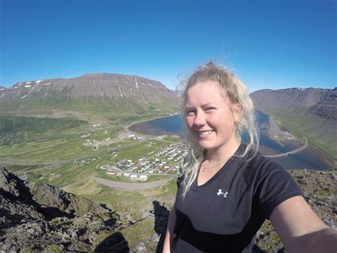 Thelma Leitar Að Stelpum á Aldrinum 12 16 ára Bæjarins Besta