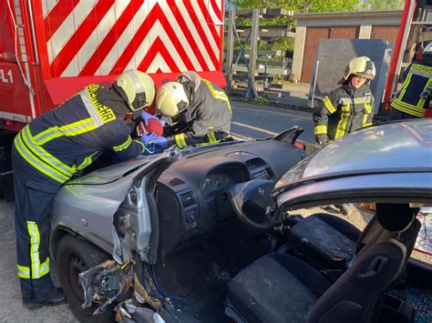 Auffahrunfall mit eingeklemmter Person Feuerwehr Döbern