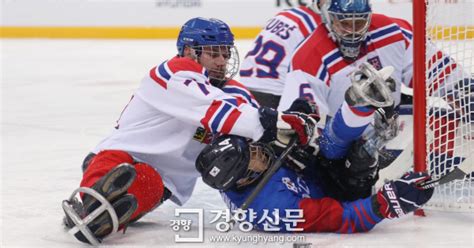 [경향포토] 정승환 밀어내는 체코 선수