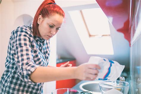 달걀 흰자를 휘저어 설탕을 추가합니다 페이스트리 반죽 만들기 가정 주방에 대한 스톡 사진 및 기타 이미지 가정 주방 가정의 방 강판에 갈기 Istock