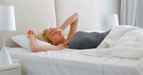 Вот упражнение которое взбодрит мозг после короткого сна это продуктивнее чем еще 15 минут в