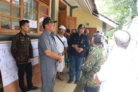 Naik Motor Pj Bupati Lihadnyana Pantau PSU Pada Dua TPS Di Desa Pedawa