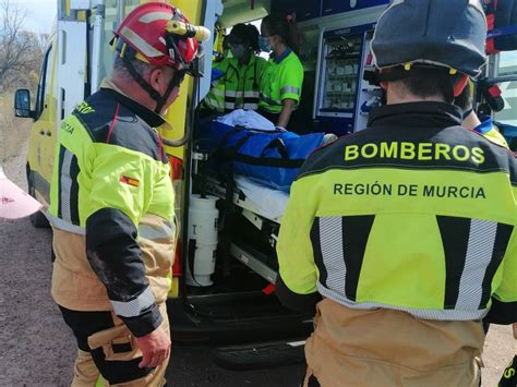 Herido Un Trabajador De 40 Años Tras Caer Con Su Vehículo Por Un