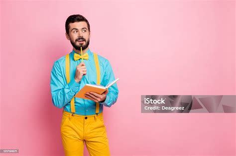 그의 초상화 그의 좋은 매력적인 호기심 쾌활한 쾌활한 수염 남자 를 입고 민트 셔츠 쓰기 생각 학습 주제 만드는 솔루션 파스텔