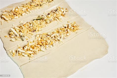 갈가리 찢긴 호박과 코티지 치즈를 곁들인 생 수제 롤의 근접 촬영 갈기갈기 찢어진에 대한 스톡 사진 및 기타 이미지 갈기갈기